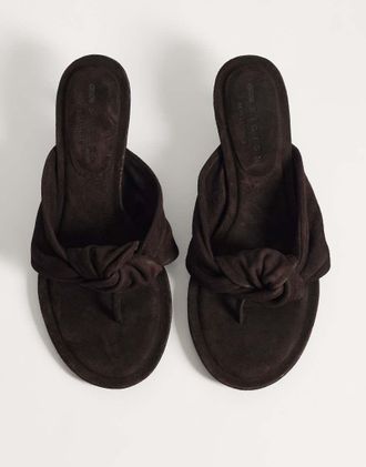 Asos Heartbreak - Hochwertige Zehenstegsandalen aus Wildleder in Schokobraun mit Knotendetail und Absatz