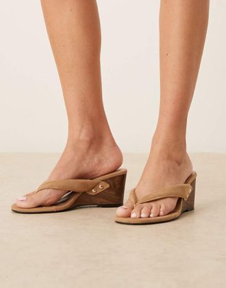 Glamorous Zehenstegsandalen aus Wildleder in Neutral mit Keilabsatz