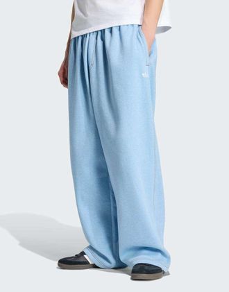 adidas Originals Trefoil Essentials - Pantalon baggy avec ourlet ouvert - Bleu clair chin&eacute;