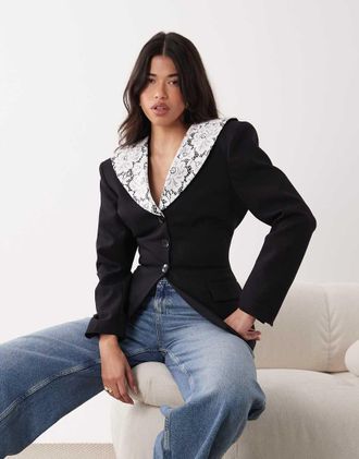 Asos Blazer cintr&eacute; avec col en dentelle - Noir