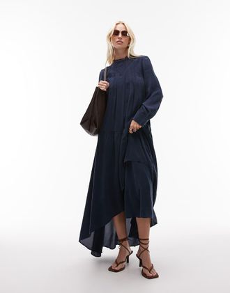 & Other Stories Robe longue en crépon volumineuse avec détails en dentelle et volants étagés - Bleu