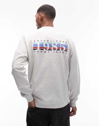 Tommy Jeans Sweat avec imprimé 1985 effet dégradé sur la poitrine - Gris