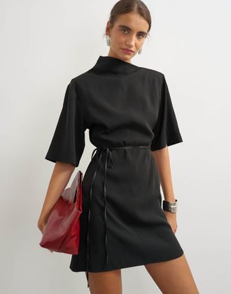 Topshop robe courte en cr&ecirc;pe &eacute;pais, col asym&eacute;trique, &eacute;paules structur&eacute;es, avec ceinture, noire-Marron