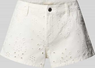 Gina Tricot Straight Fit Shorts mit floralem Loch-Stitching