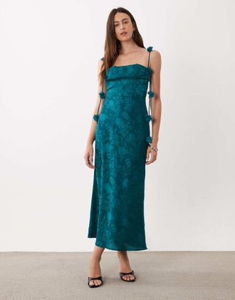 Ra-Re London robe longue en satin jacquard avec d&eacute;tail de bretelles p&eacute;tales, bleu sarcelle