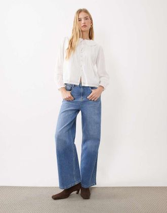 Abercrombie & Fitch chemise brod&eacute;e &agrave; boutons avec d&eacute;tail au col, blanche
