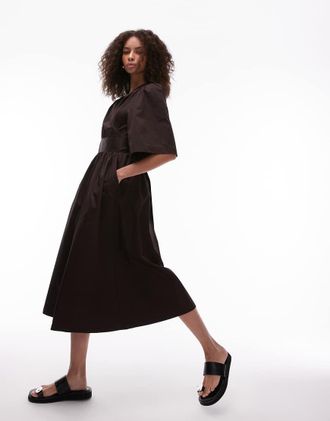 & Other Stories Robe longueur mollet en popeline coupe cache-coeur et manches bouffantes - Marron