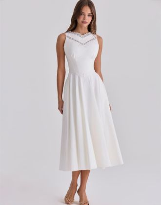 House of CB Scarlett - Tailliertes Midikleid aus Baumwolle in Wei&szlig; mit Spitzenborte