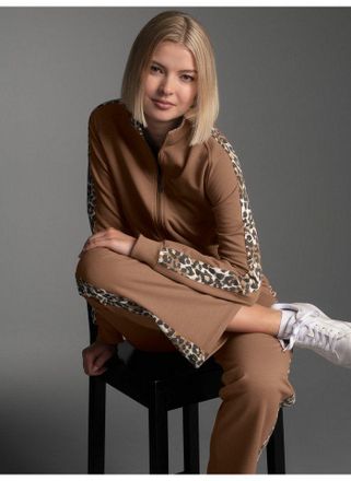 Trigema Sweatjacke TRIGEMA Sweatjacke mit modischen Leo-Elementen (1-tlg)