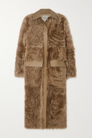 Toteme + Net Sustain Mantel Aus Shearling Mit Lederbes&auml;tzen - Neutral