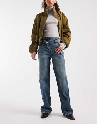 Vero Moda Tessa - Jeans in verwaschenem Mittelblau mit asymmetrischer Taille und weitem Bein