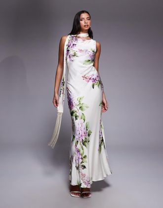 Forever New Satin-Maxikleid in Elfenbeinwei&szlig; mit Blumenmuster und Fransenschal