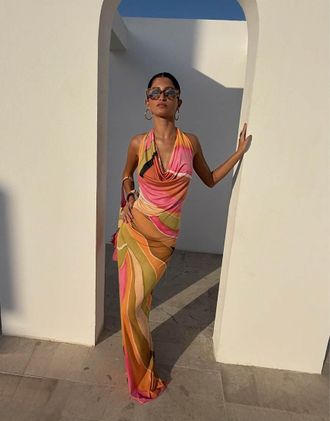 Never Fully Dressed Sabine robe longue fluide &agrave; col b&eacute;nitier imprim&eacute; abstrait orange-Multi