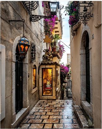 Wallario Poster - Altstadtgasse im Regen in Premiumqualit&auml;t, Gr&ouml;&szlig;e: 40 x 50 cm