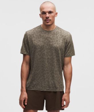 lululemon Metal Vent Tech Kurzarmshirt im Relaxed Fit f&uuml;r M&auml;nner - Gr&ouml;&szlig;e XL in True Leopard Nomad/Night Brown