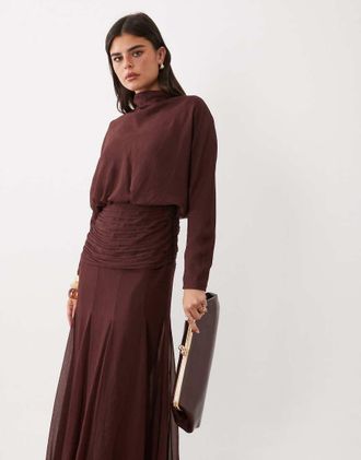 Asos robe longue en mousseline &agrave; taille fronc&eacute;e et empi&egrave;cements godets marron chocolat
