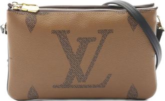 Louis Vuitton 2021 Pochette Schultertasche mit Giant Reverse-Monogramm - Braun