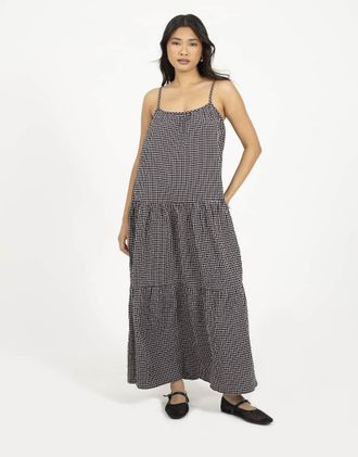 Brave Soul kariertes, tr&auml;gerloses Smock-Midikleid mit Stufen in Schwarz