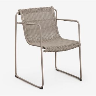 Sklum Pack mit 2 stapelbaren Gartensesseln mit Armlehnen aus synthetischem Rattan und Stahl Revia Moka Braun