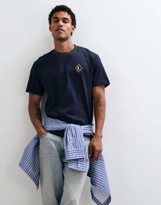 Lacoste Badge-Logo T-Shirt mit kurzen &Auml;rmeln und Kontrastdetails in Marineblau