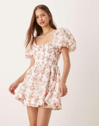 For Love & Lemons Minikleid in Wei&szlig; mit Blumenmuster, Puff&auml;rmeln und Milchm&auml;dchen-Dekollet&eacute;
