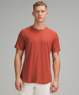 lululemon License to Train Kurzarmshirt f&uuml;r M&auml;nner - Gr&ouml;&szlig;e L in Magma