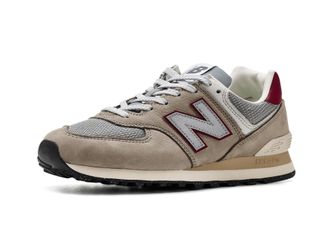 New Balance Unisex-Erwachsene 574 V2 Sneaker, Arid Stone/Monarch Burgundy, 15.5 Wide Women/14 Men