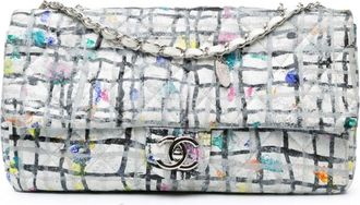 Chanel 2014 mittelgroße handbemalte Graffiti Flap Umhängetasche aus Kalbsleder - Weiß