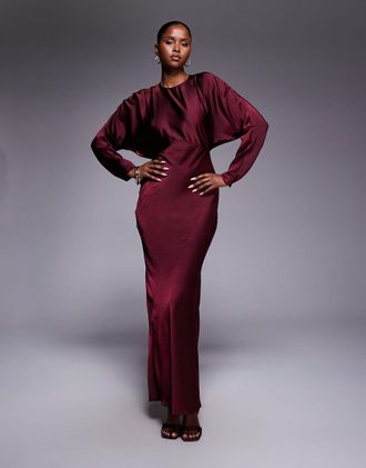 Asos Robe longue en satin &agrave; manches chauve-souris - Bordeaux-Rouge