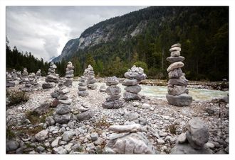 Wallario selbstklebendes Poster - Steinm&auml;nnchen am Wasser, Aufkleber in Premiumqualit&auml;t, Klebefolie Gr&ouml;&szlig;e: 61 x 91,5 cm (Maxiposter)