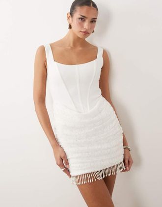 Asos Robe courte corset en cr&ecirc;pe avec jupe drap&eacute;e en dentelle et bordure en perles - Blanc