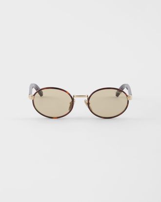 Prada Sonnenbrille mit der ikonischen Metallplakette