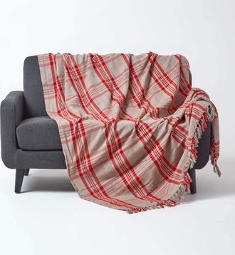 Homescapes extra große Tagesdecke mit Tartan-Muster, Sofa-Überwurf 255 x 360 cm mit Fransen, weiche Wohndecke aus 100% Baumwolle, Schottenmuster, grau-rot karier