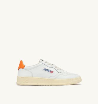 Autry BASKETS MEDALIST LOW EN CUIR BLANC ET PARSIMMON ORANGE