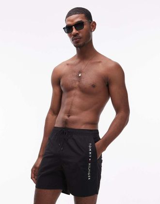 Tommy Hilfiger Badeshorts in Schwarz mit Rei&szlig;verschlusstasche, Kordelzug und Logo