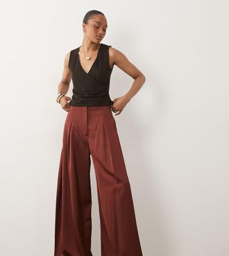 Asos Tall - Pantalon ajust&eacute; ample en tissu satin&eacute; - Chocolat-Marron