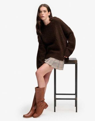 Superdry lockerer Pullover aus geb&uuml;rstetem Strick in Schwarzbraun