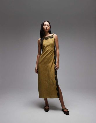 Asos Robe longue &agrave; bretelles fines et encolure carr&eacute;e en satin effet froiss&eacute; avec d&eacute;tail en dentelle - Olive-Vert