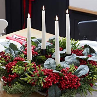 Lights4fun 50cm Adventskranz mit roten Beeren inkl. Kerzenhalter und 4er Set TruGlow LED Stabkerzen mit Fernbedienung