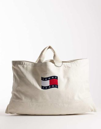 Tommy Jeans Tragetasche in Cremewei&szlig; mit welligem Logo