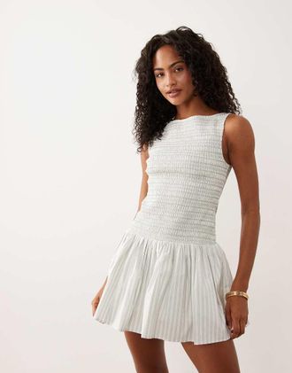 Abercrombie & Fitch Robe courte &agrave; fines rayures avec jupe-short smock&eacute;e et encolure bateau - Blanc