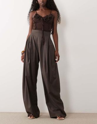 Asos pantalon large ajust&eacute; &agrave; taille marqu&eacute;e en marron fonc&eacute;