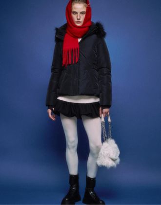 Stradivarius Wattierte Slim-Fit-Jacke in Schwarz mit Kapuze mit Kunstpelz-Besatz