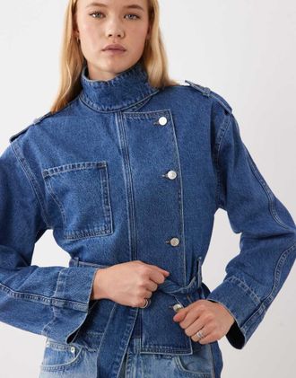Asos veste en jean &agrave; col chemin&eacute;e avec ceinture en bleu moyen fonc&eacute;