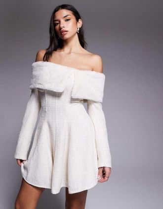 Asos Boucl&eacute;-Minikleid in Cremewei&szlig; mit Kunstpelzbesatz