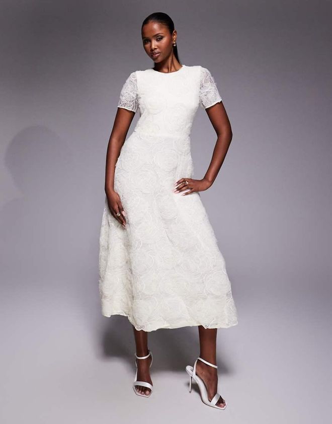 Bridal - Strukturiertes Midaxi-Brautkleid aus Spitze in Creme mit 3D-Rosendetail-Wei&szlig;
