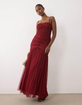 Lace & Beads Robe longue structur&eacute;e &agrave; bretelles nou&eacute;es, taille basse et ourlet plongeant - Rouge cramoisi