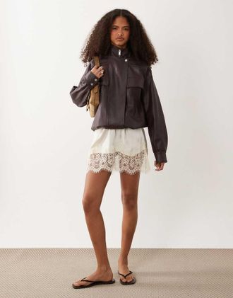 Wednesday's Girl Jacke aus Kunstleder in Pflaume mit Oversize-Taschen-Lila