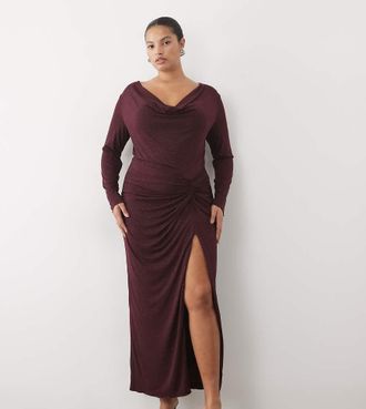 Tfnc Plus TFNC robe longue grande taille &agrave; col b&eacute;nitier avec fente sur la cuisse, bordeaux et strass thermocoll&eacute;s-Rouge
