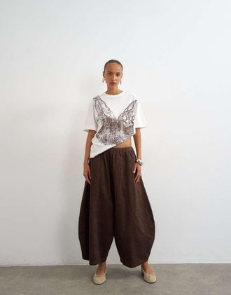 Topshop Cordhose in mittlerer L&auml;nge mit ovalem Bein in Schokobraun